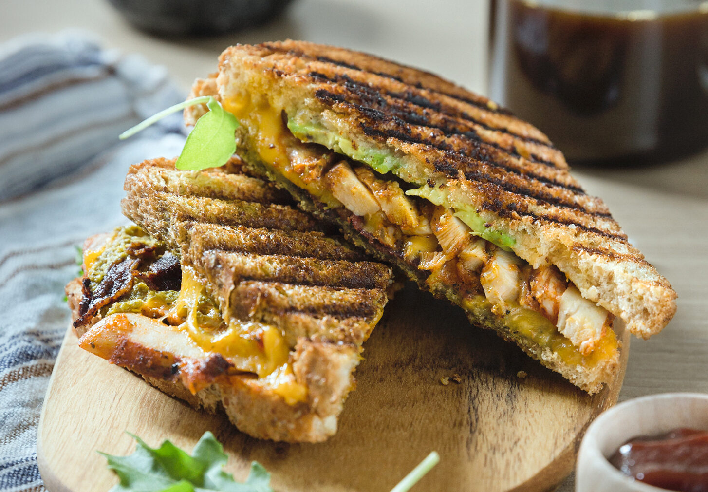 Toast med bbq kylling og avokado - Spiseklar